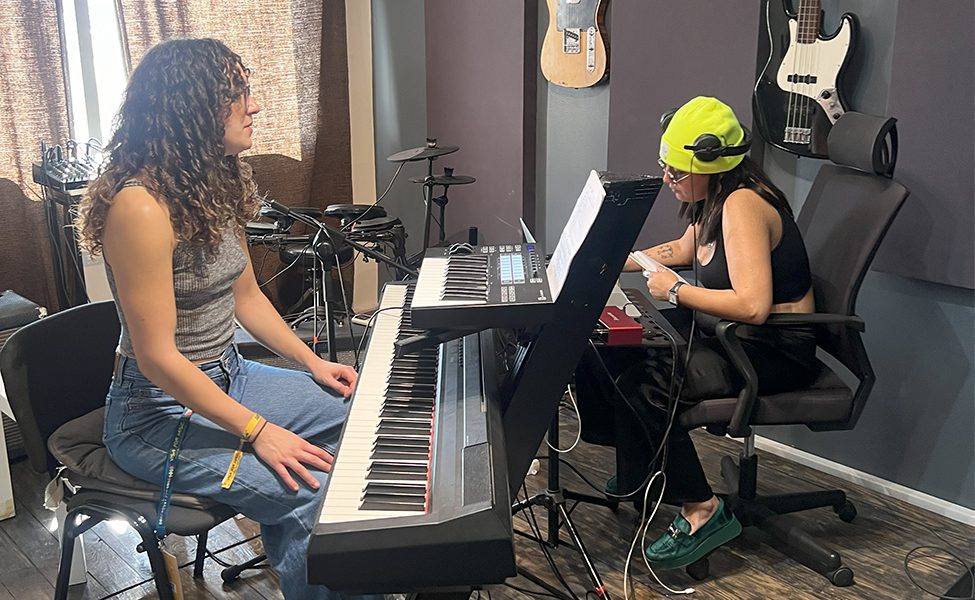 Un mélange d'univers pour l'artiste Jeanne Côté à Visa For Music | LOJIQ